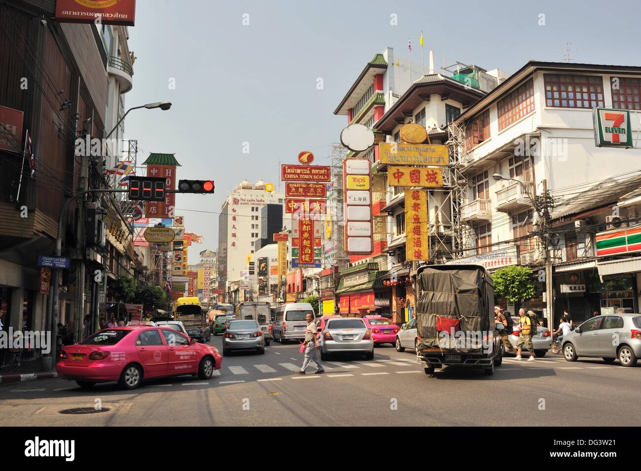 Thanon yaowarat hi-res stock photography and images - Alamy
