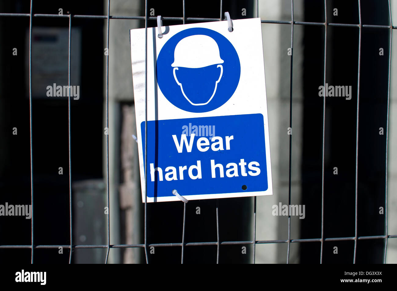Wear hard hats sign Stock Photo - Alamy