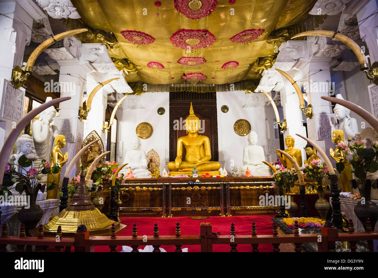 Golden buddha statue hi-res stock photography and images - Alamy