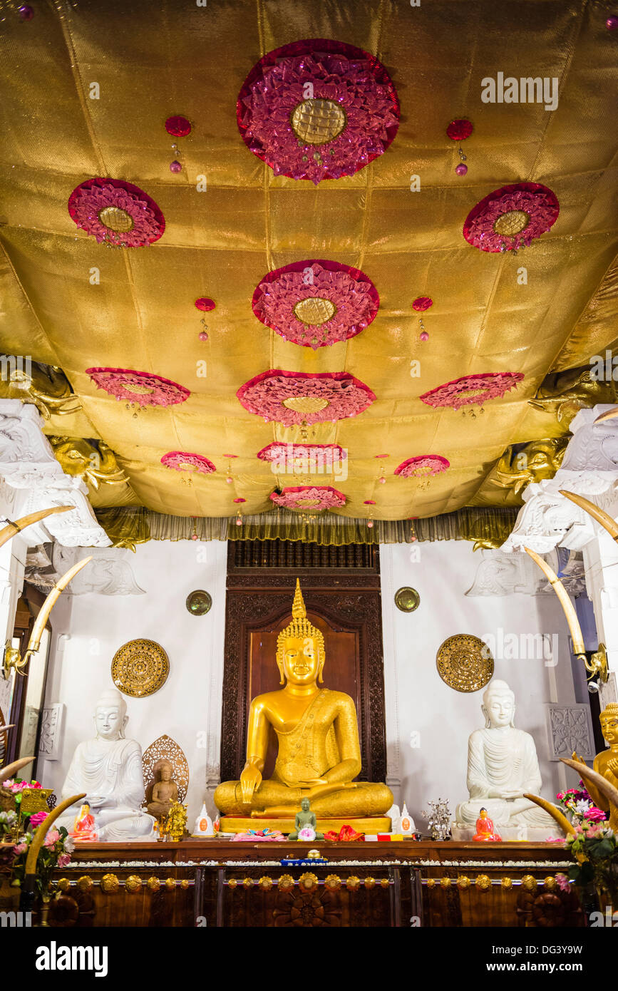 Temple of the Sacred Tooth Relic (Temple of the Tooth) (Sri Dalada ...