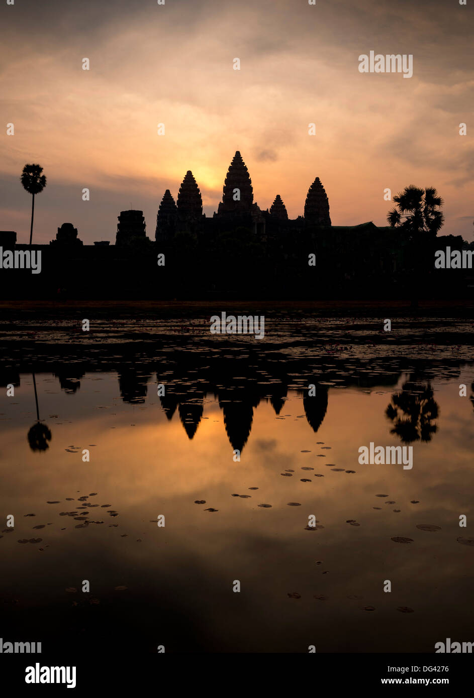 Angkor wat sunset hi-res stock photography and images - Alamy