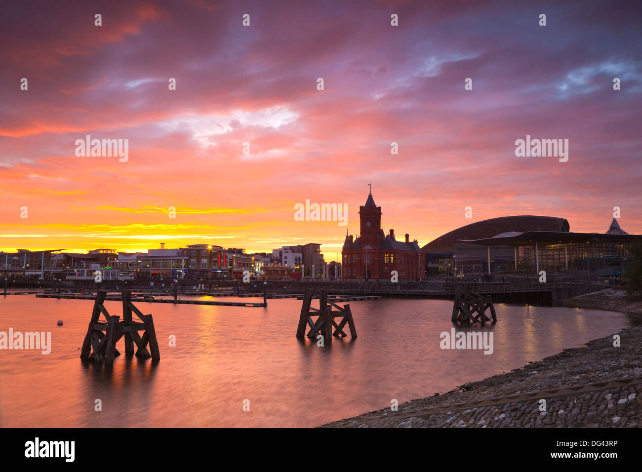 Cardiff bay night wales hi-res stock photography and images - Alamy
