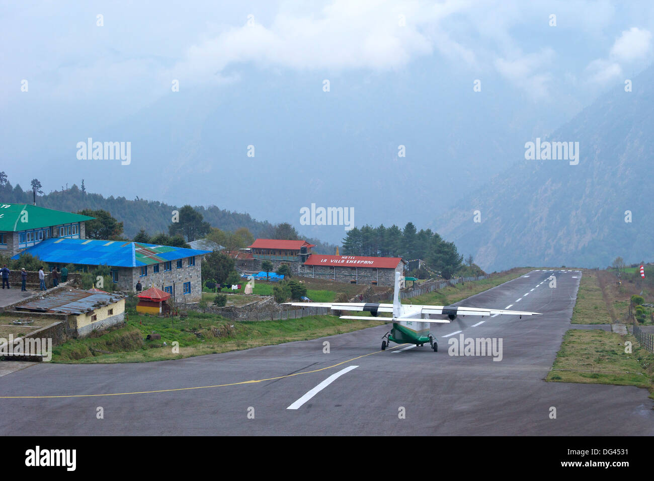Airplanes taking off airport hi-res stock photography and images - Alamy