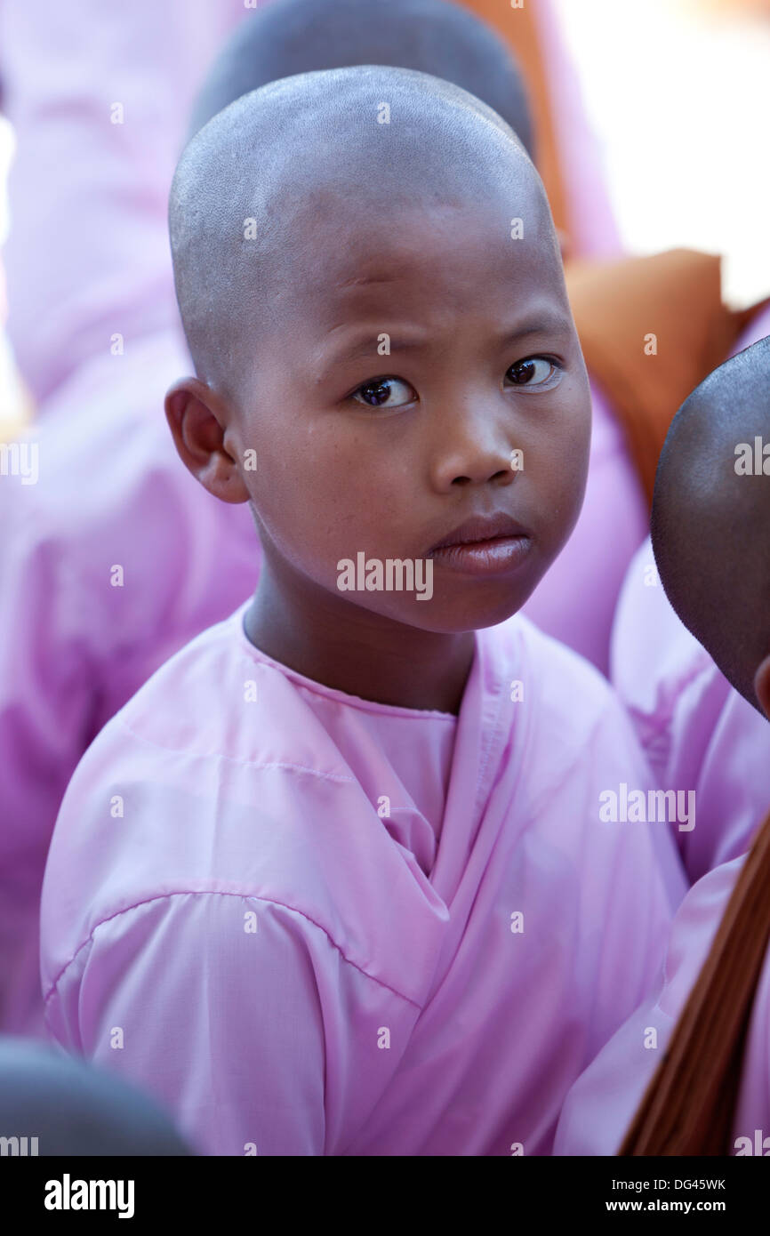 Myanmar buddhist monks and nuns hi-res stock photography and images - Alamy