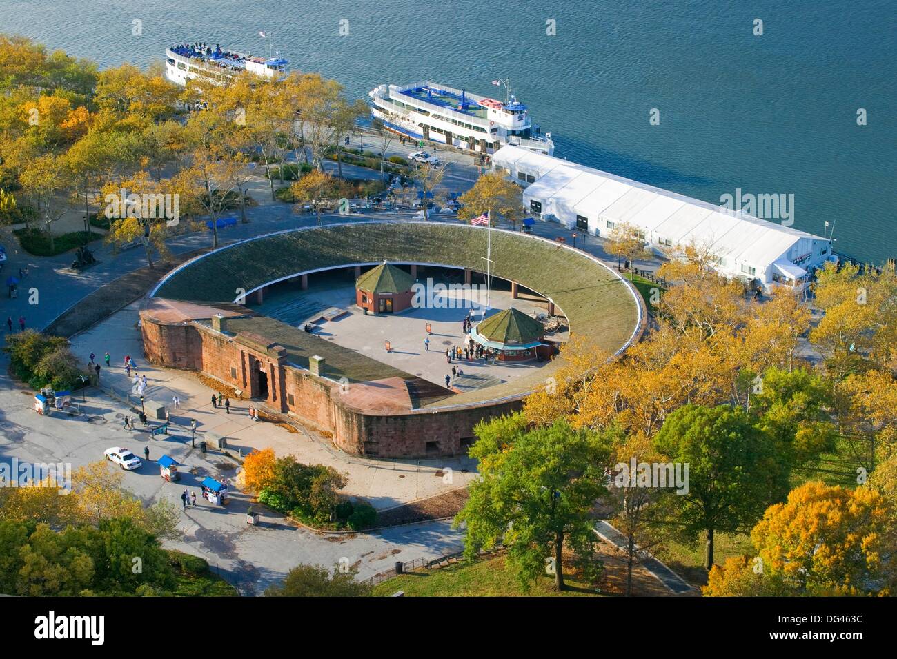 Castle clinton statue of liberty hi-res stock photography and images ...