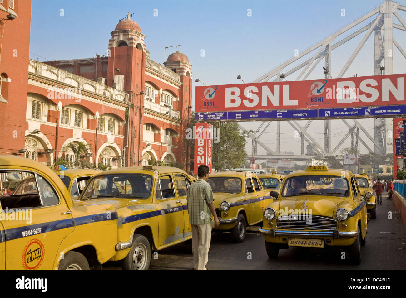 Indian calcutta kolkata train railway station hi-res stock photography ...