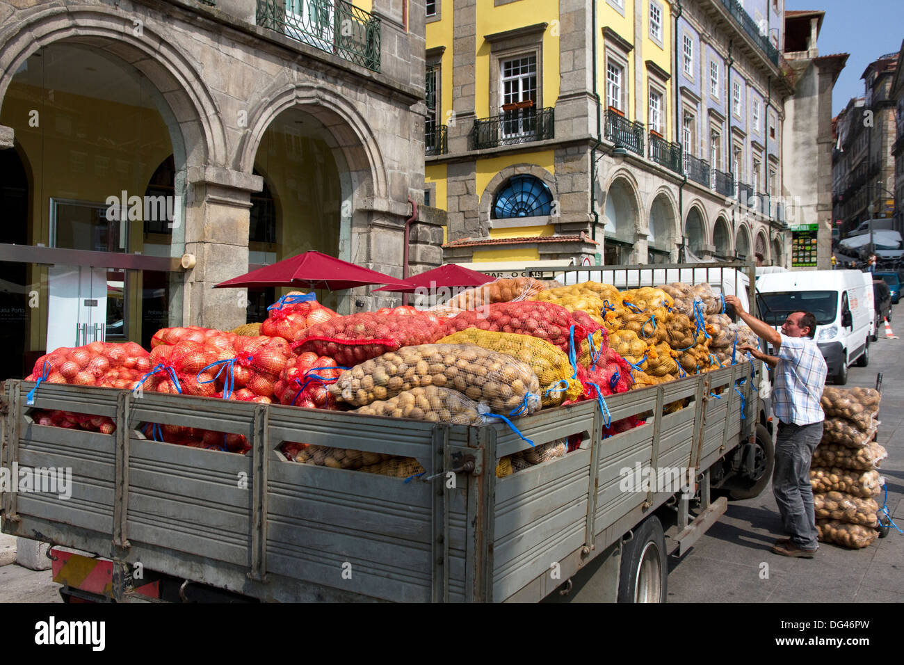 Truck unloading vegetables hi-res stock photography and images - Alamy