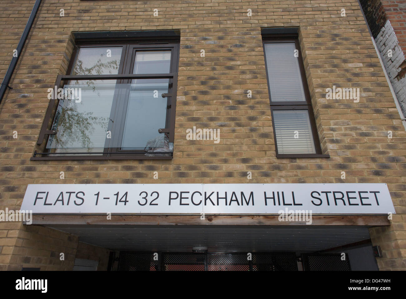 Peckham, London: As part of an anti-terrorism operation involving three ...