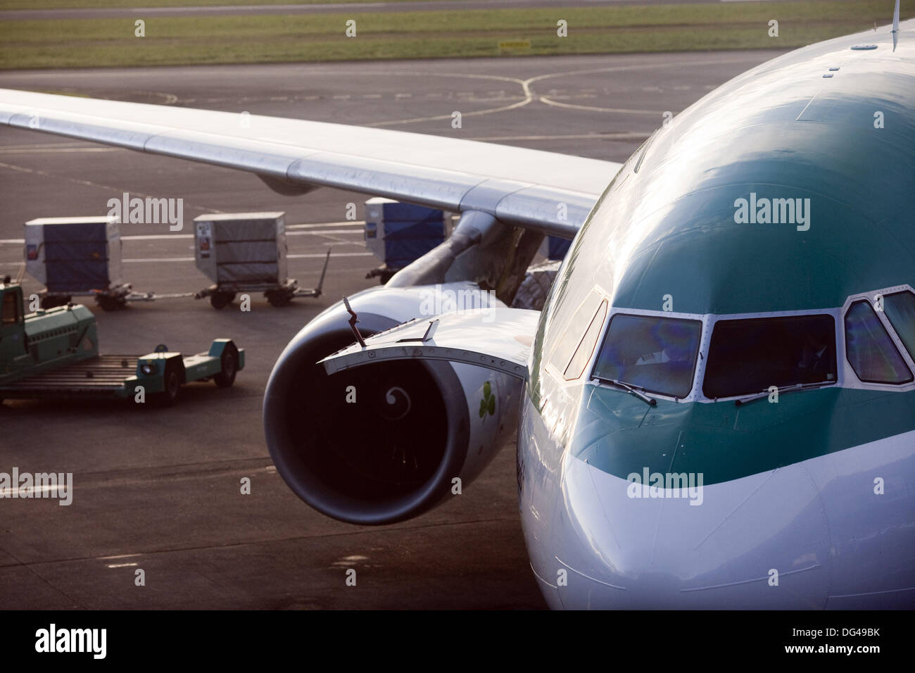 Aircraft in ireland hi-res stock photography and images - Alamy