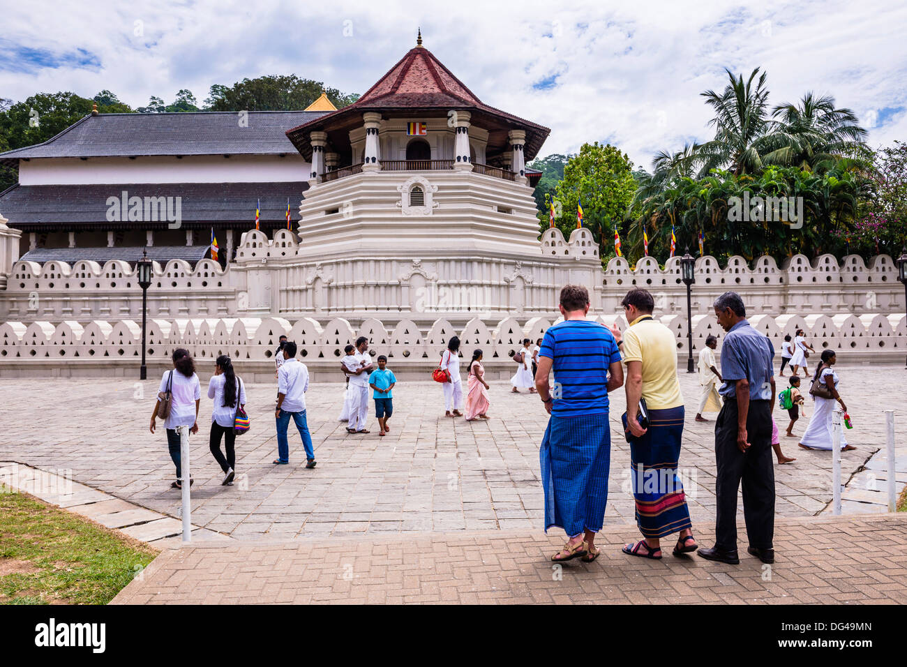 Tourists on a tour of Temple of the Sacred Tooth Relic (Sri Dalada ...