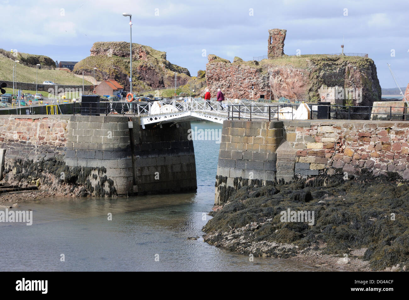 Dunbar old harbour hi-res stock photography and images - Alamy