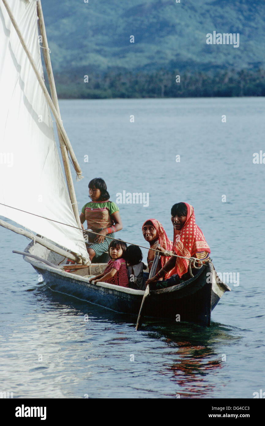 Native american indian boat hi-res stock photography and images - Alamy