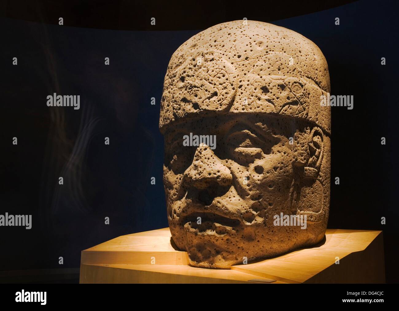 Olmec stone head sculpture hi-res stock photography and images - Alamy