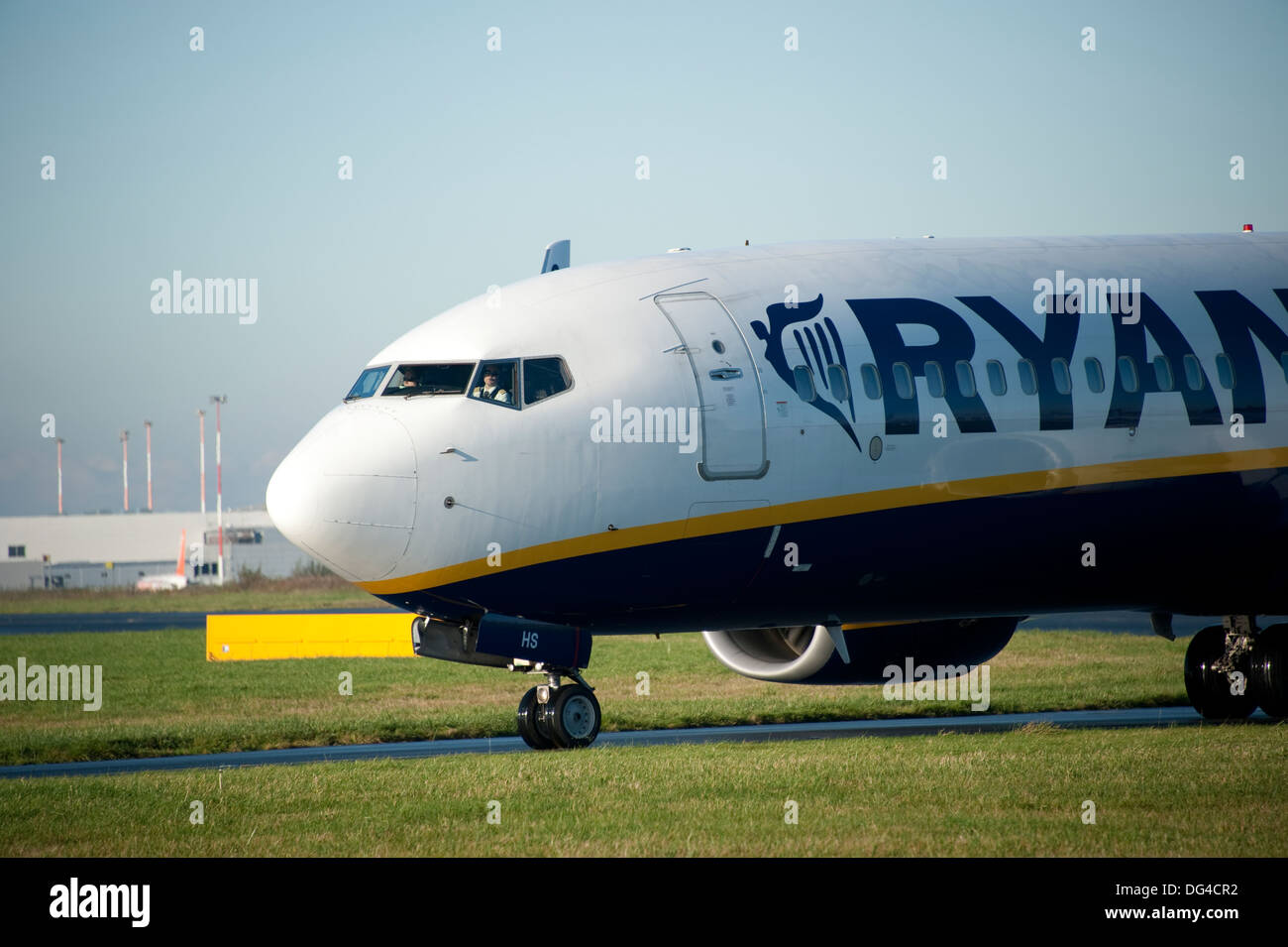 Ryanair plane on runway hi-res stock photography and images - Alamy