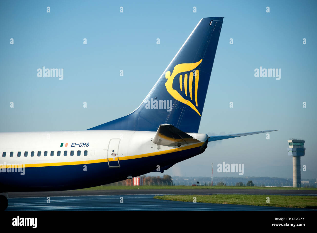 Ryanair Jet Plane Tail fin Logo Harp Irish Stock Photo: 61563599 - Alamy Ryanair Jet Plane Tail fin Logo Harp Irish Stock Photo: 61563599 - Alamy