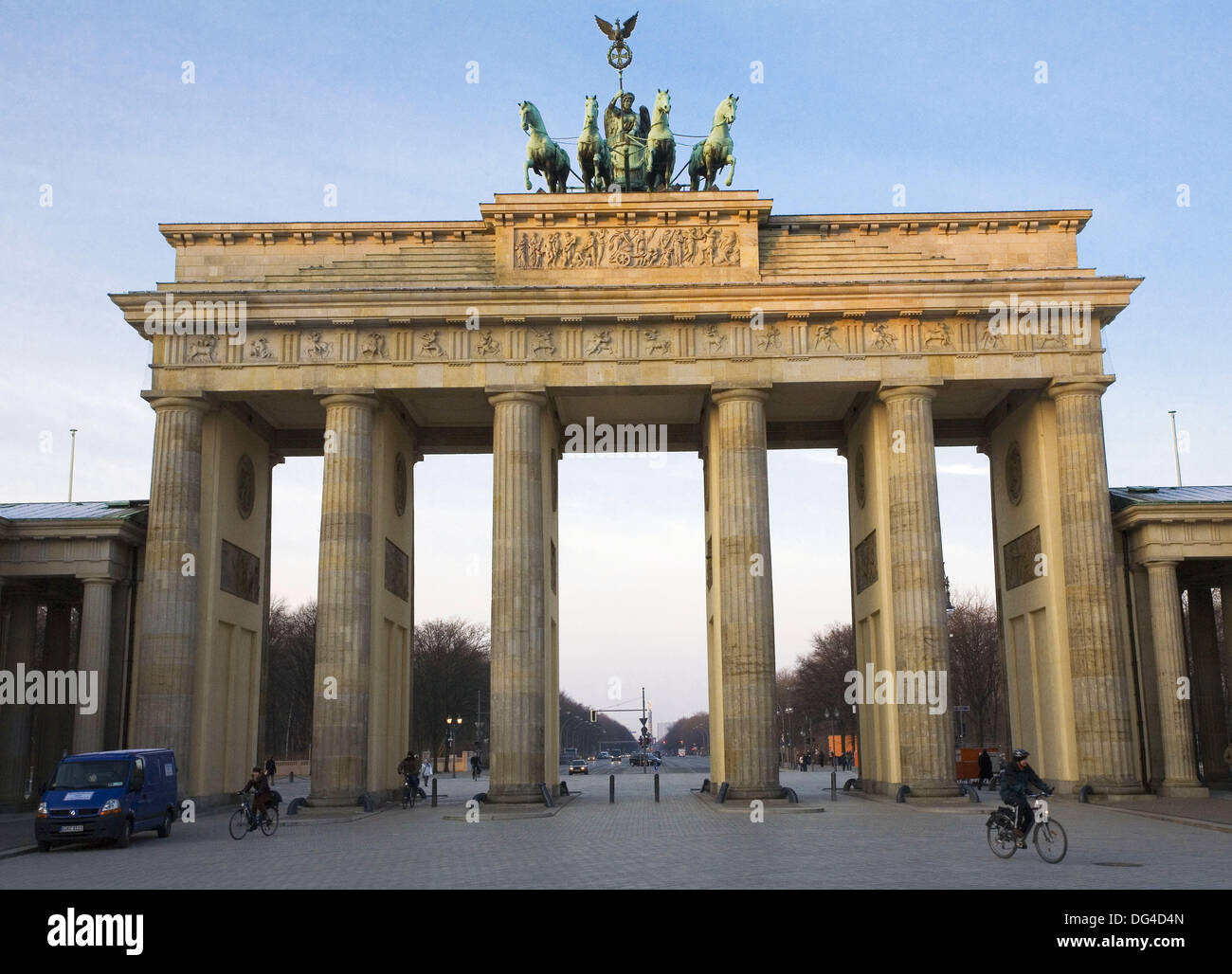 Gate colonnade hi-res stock photography and images - Alamy