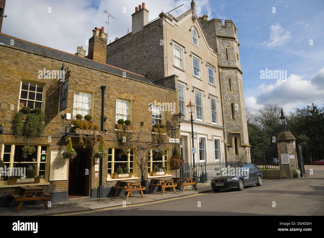 Two brewers pub windsor hi-res stock photography and images - Alamy