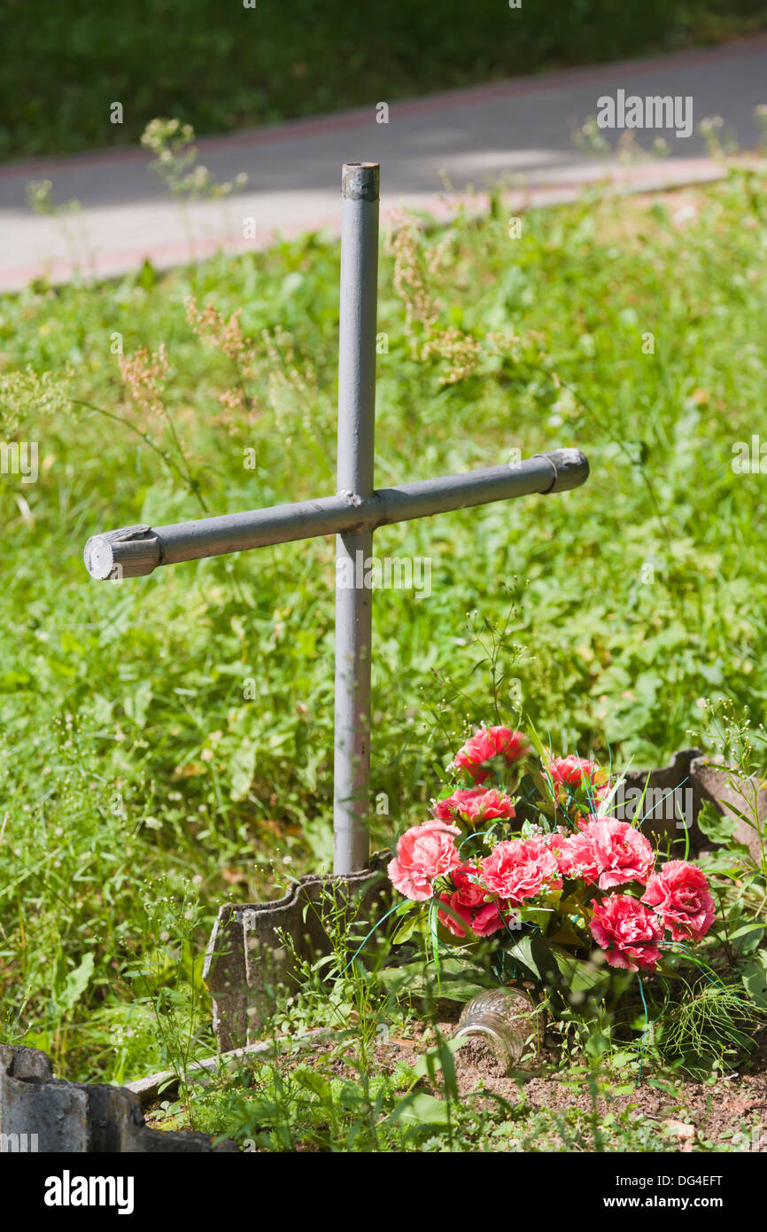 Metal cross on grave hi-res stock photography and images - Alamy