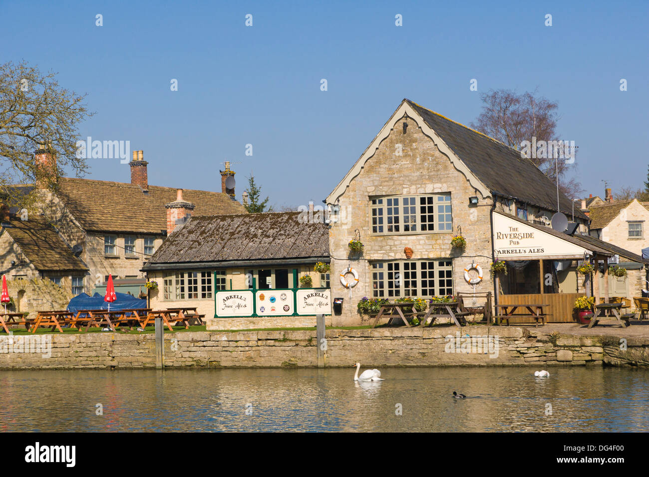 Riverside pub lechlade hi-res stock photography and images - Alamy