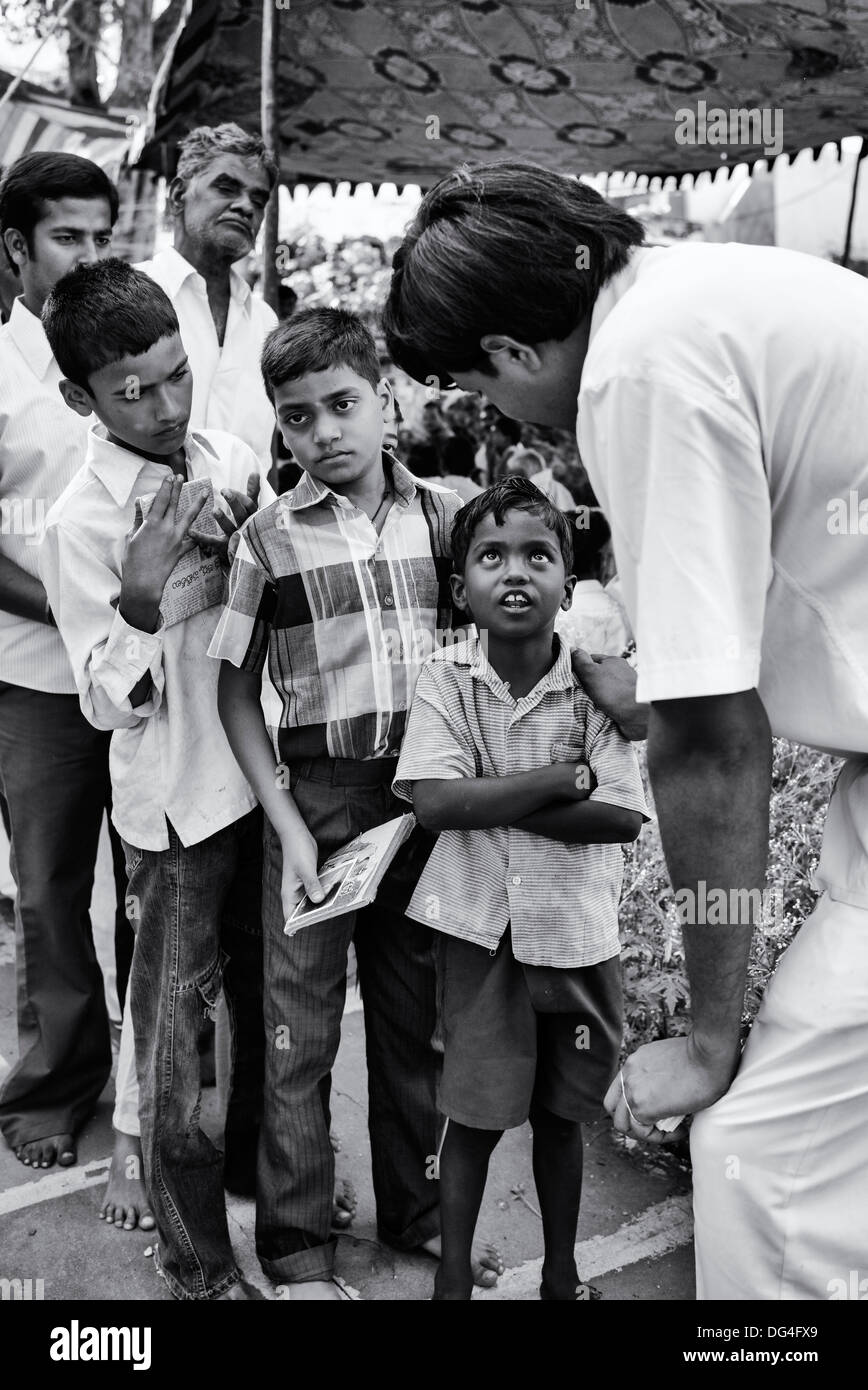 Patients queue india hi-res stock photography and images - Alamy