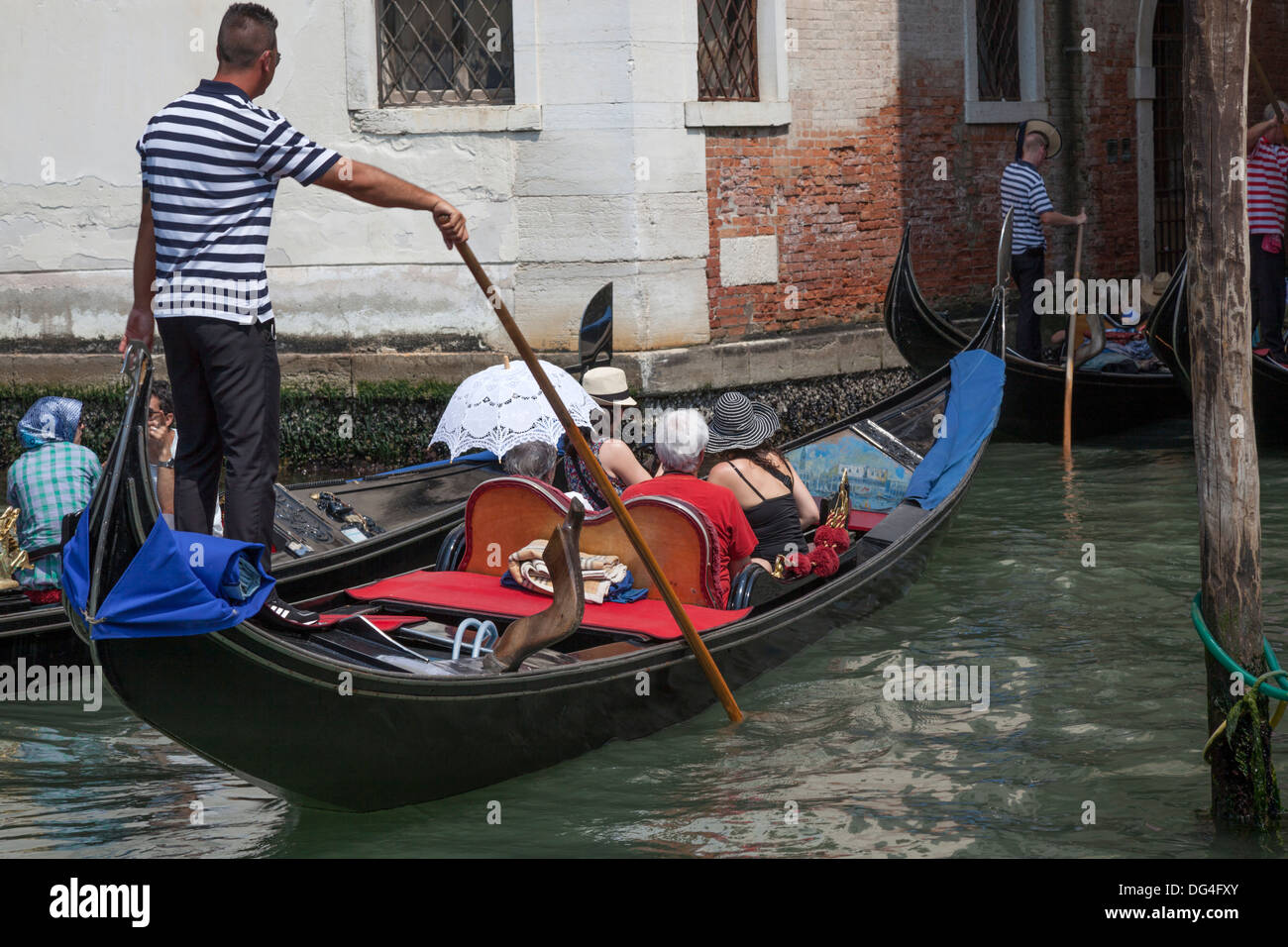Gondoles de venise en italie hi-res stock photography and images - Alamy