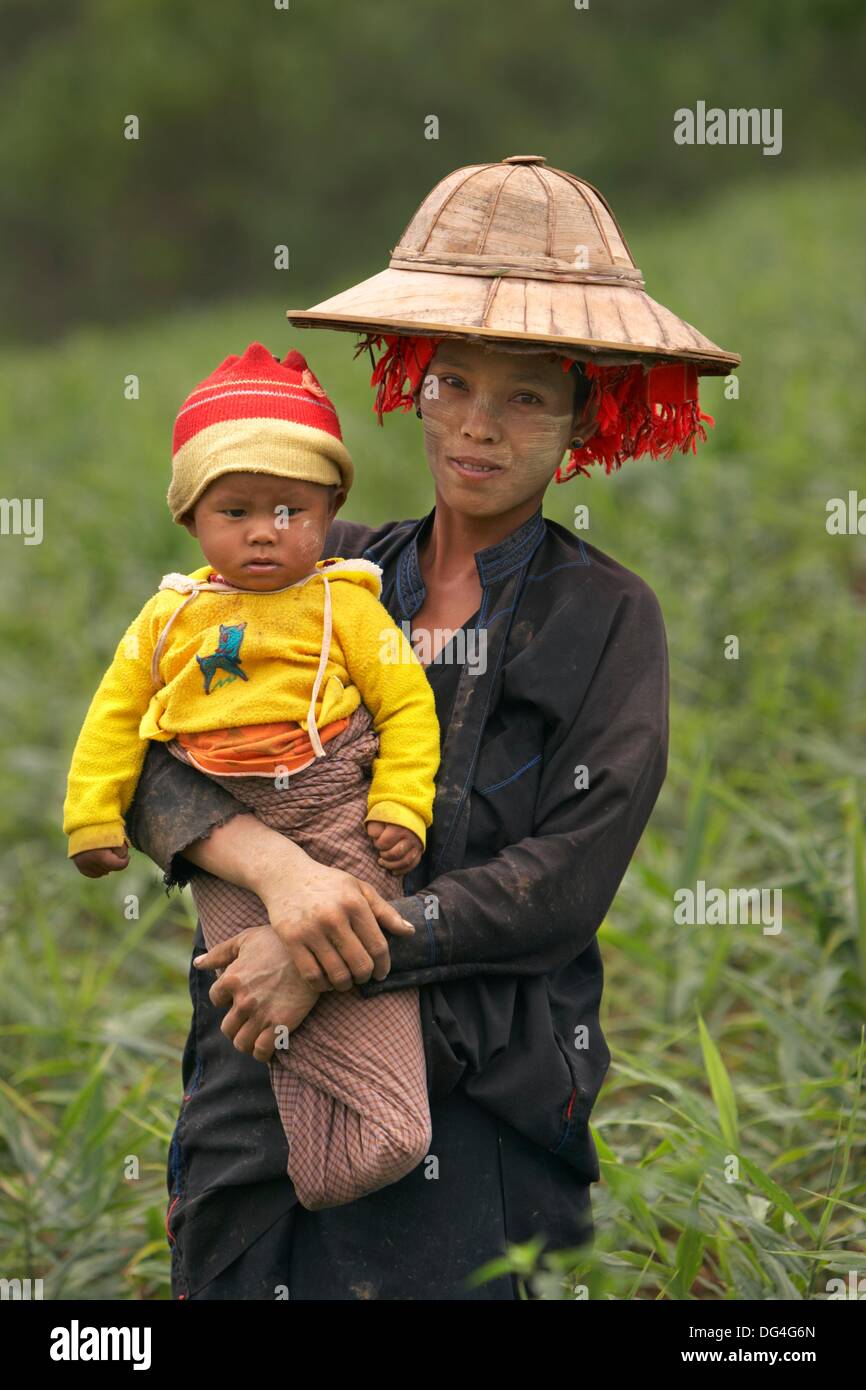 Pa-O tribe mother and son during the trekking from Kalaw to Inle Lake ...