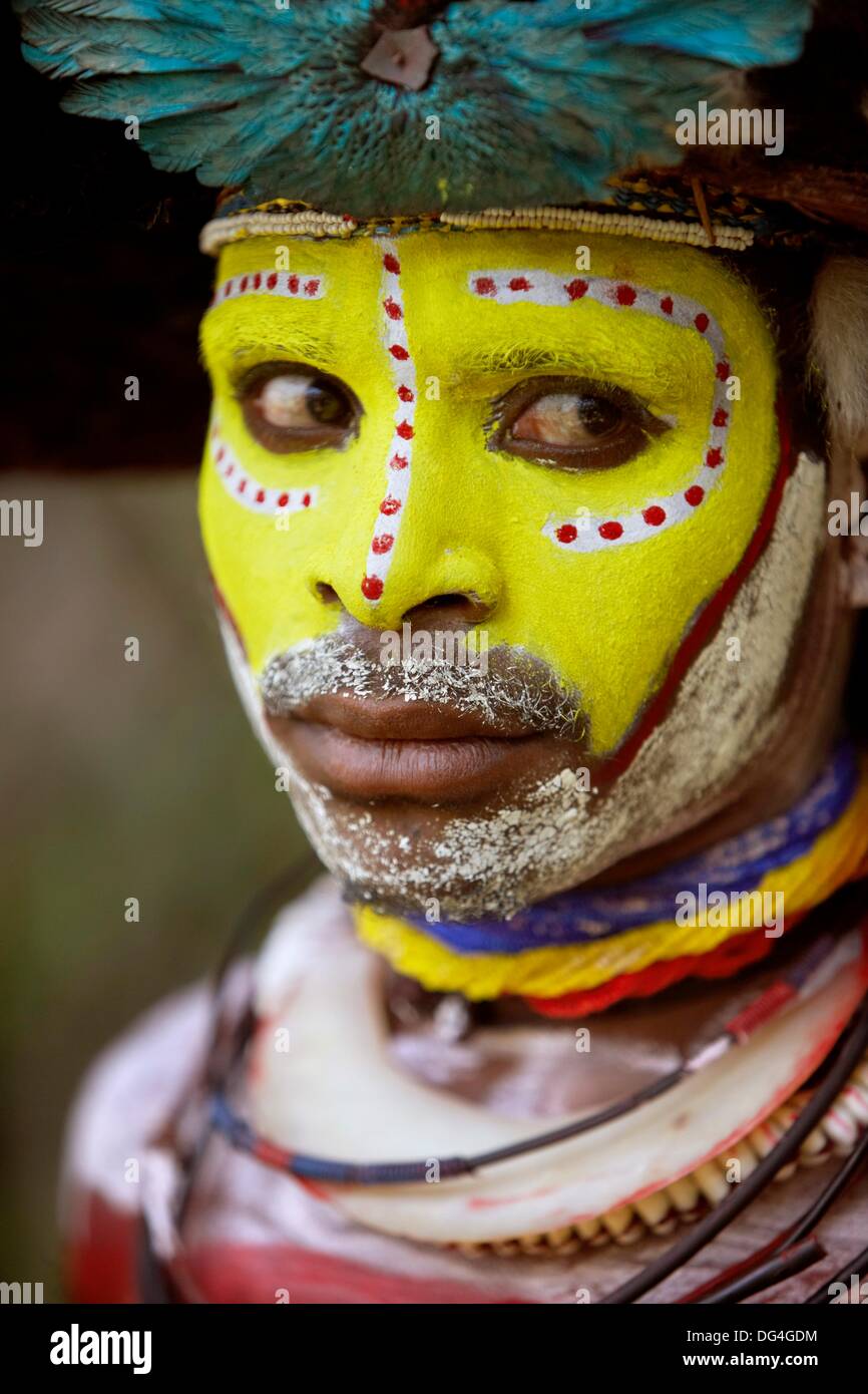 Huli people at the Sing-sing tribal gathering, Paiakona, Mount Hagen ...