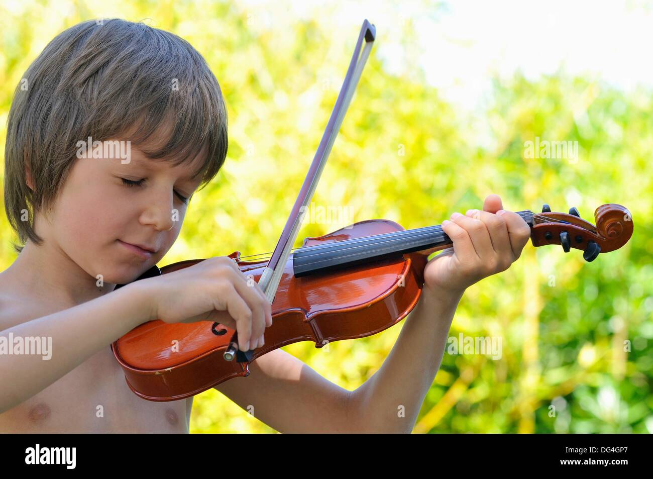 boy playing violin Stock Photo - Alamy