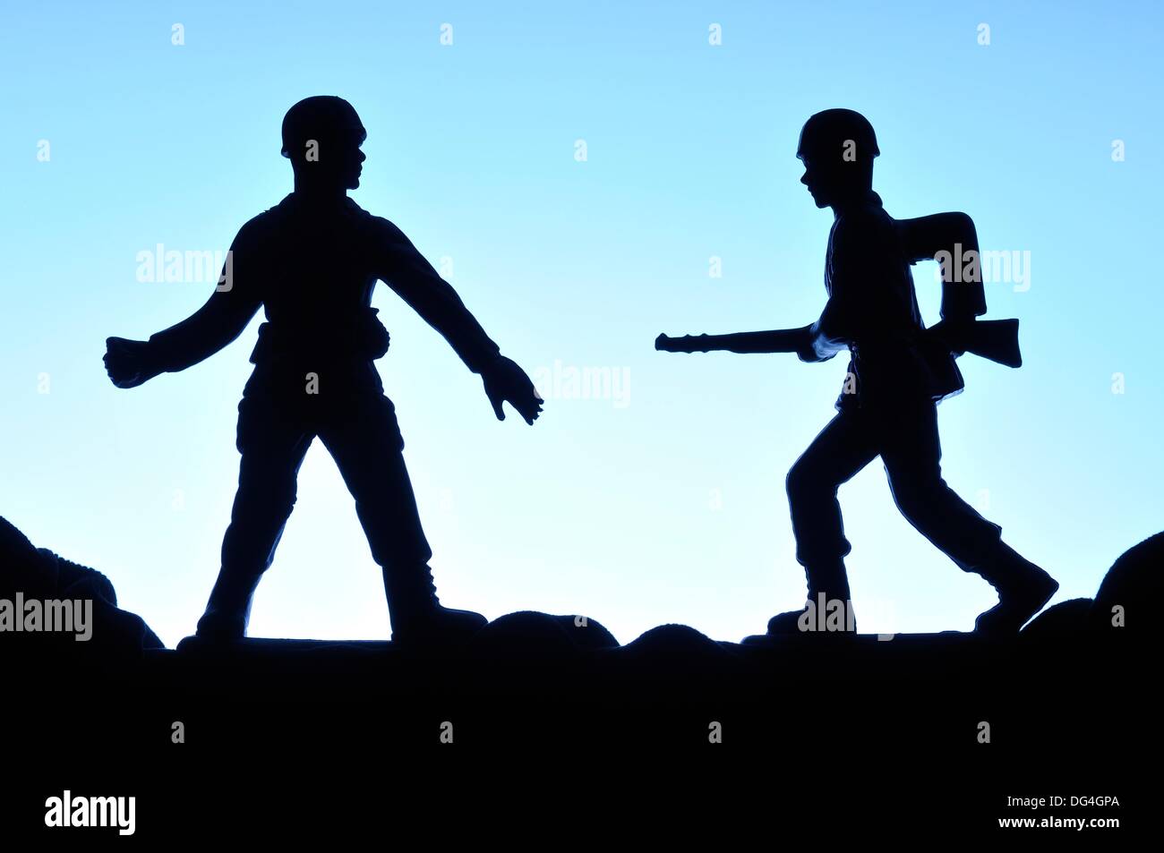 Two toy soldiers hi-res stock photography and images - Alamy