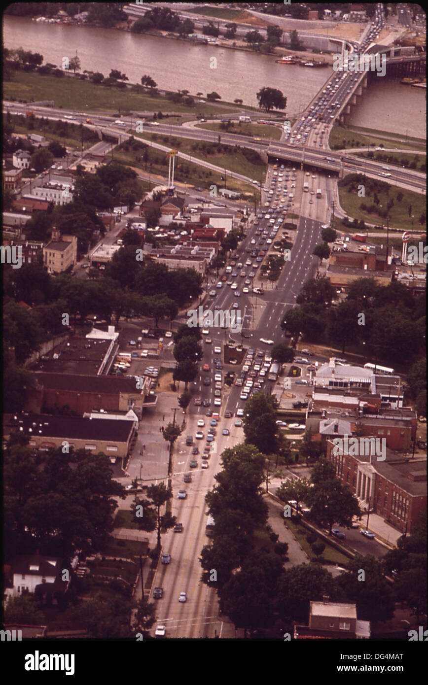 The Anacostia Bridge spans the Anacostia River, connecting Southeast ...