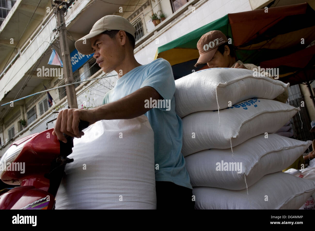 Men loading sacks hi-res stock photography and images - Alamy
