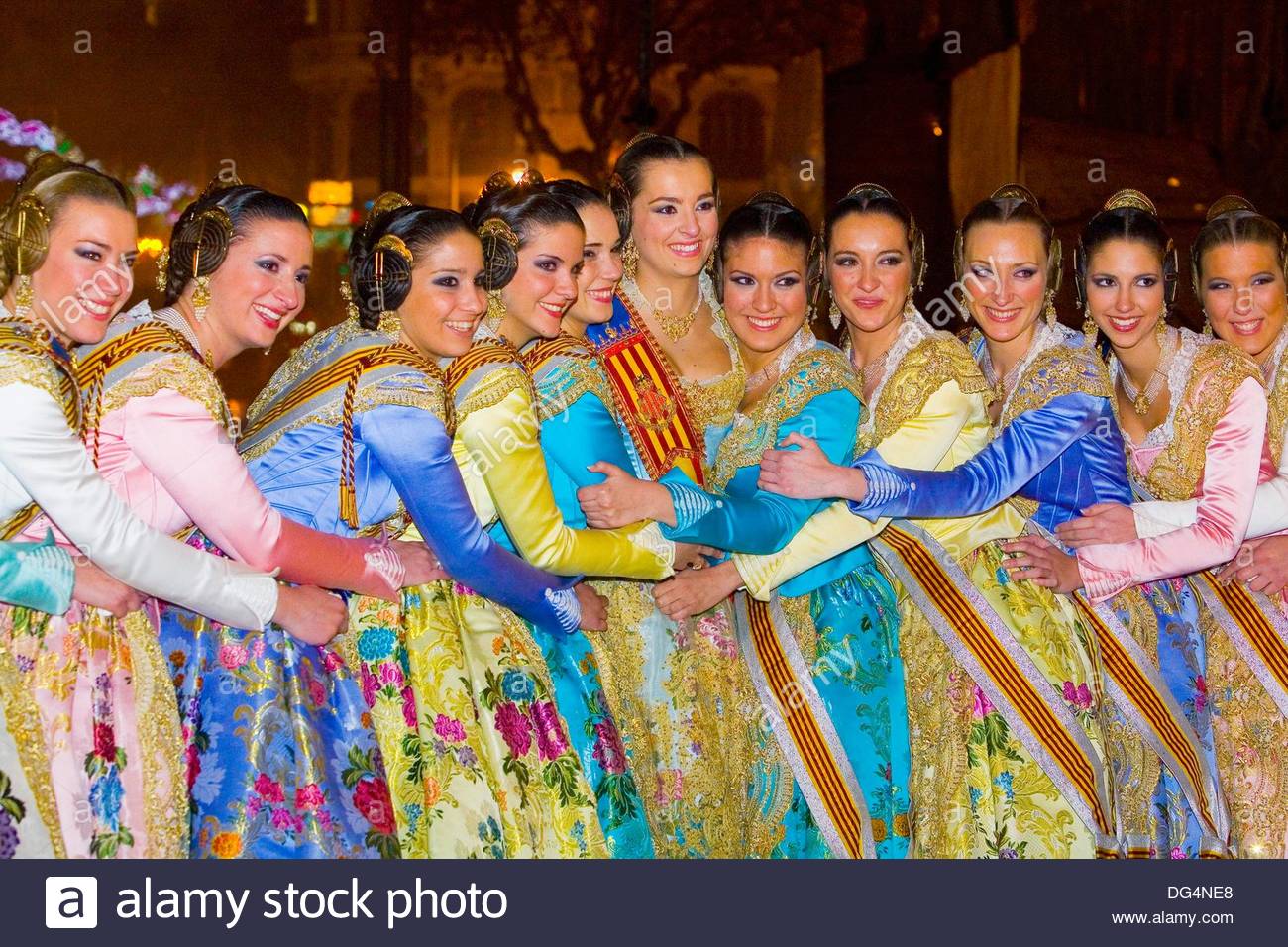 Las Falleras Mayores de Valencia junto a la Fallera Mayor posan junto ...
