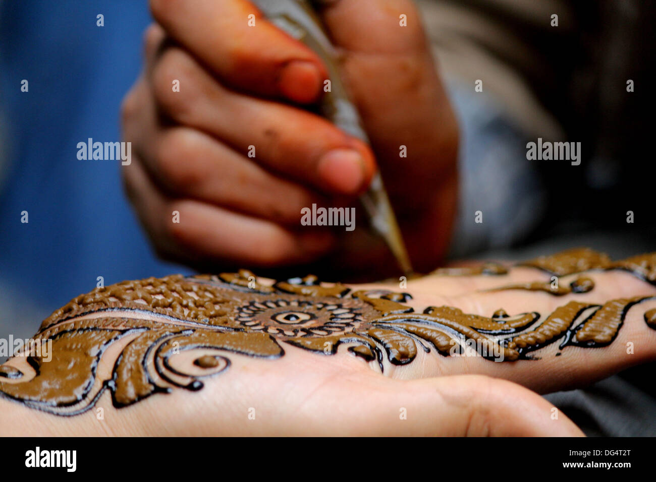 Srinagar, Kashmir . 14th Oct, 2013. Muslim women apply henna at a ...