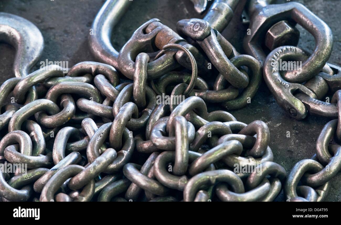 Heavy duty chains hi-res stock photography and images - Alamy