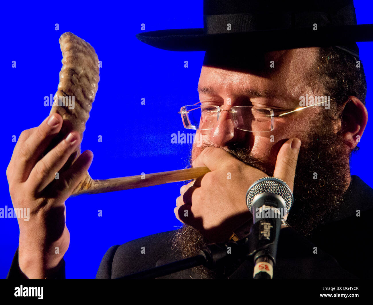 Jerusalem, Israel. 14th Oct, 2013. A rabbi blows a traditional Jewish ...