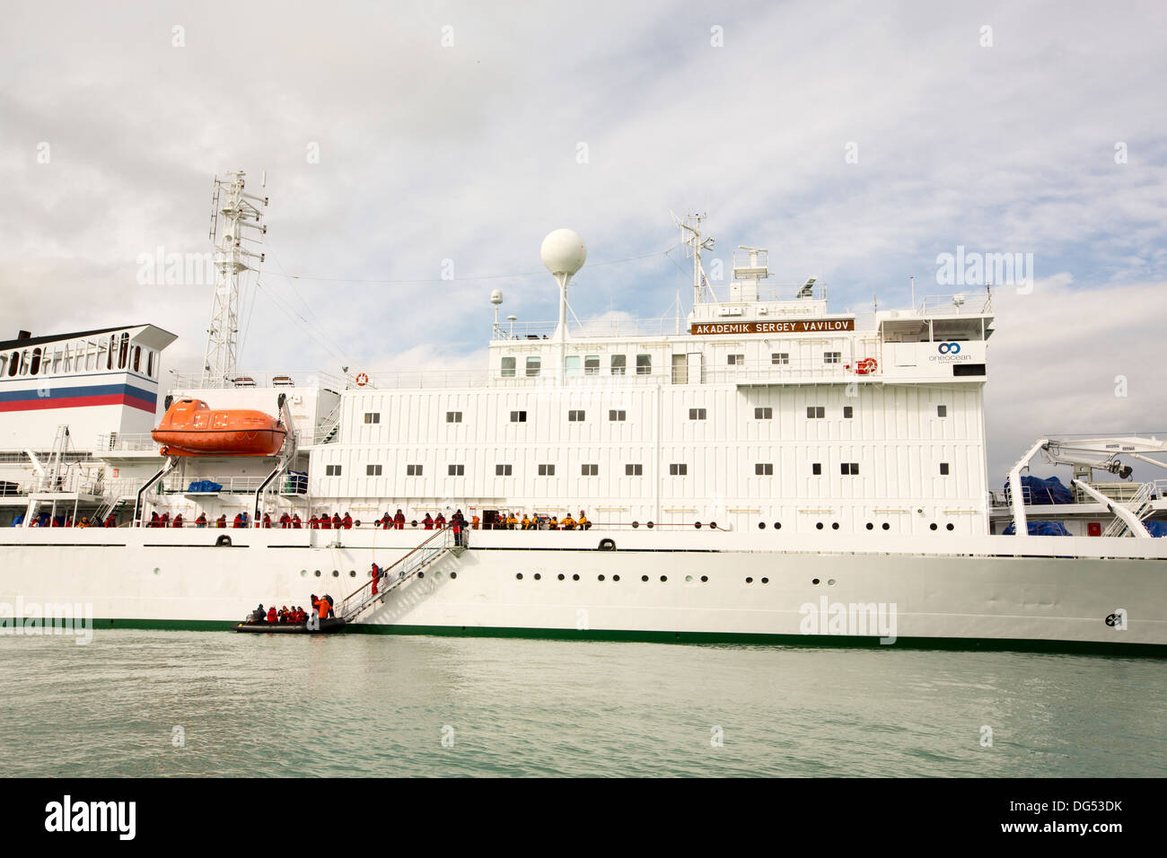 The Russian research vessel, AkademiK Sergey Vavilov an ice ...