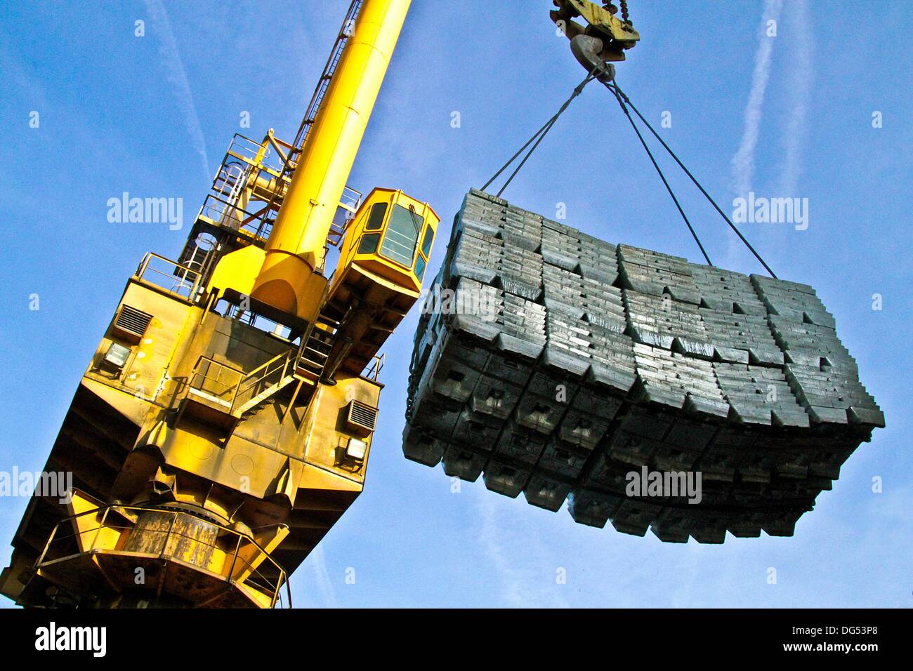 Zinc cargo at aviles hi-res stock photography and images - Alamy