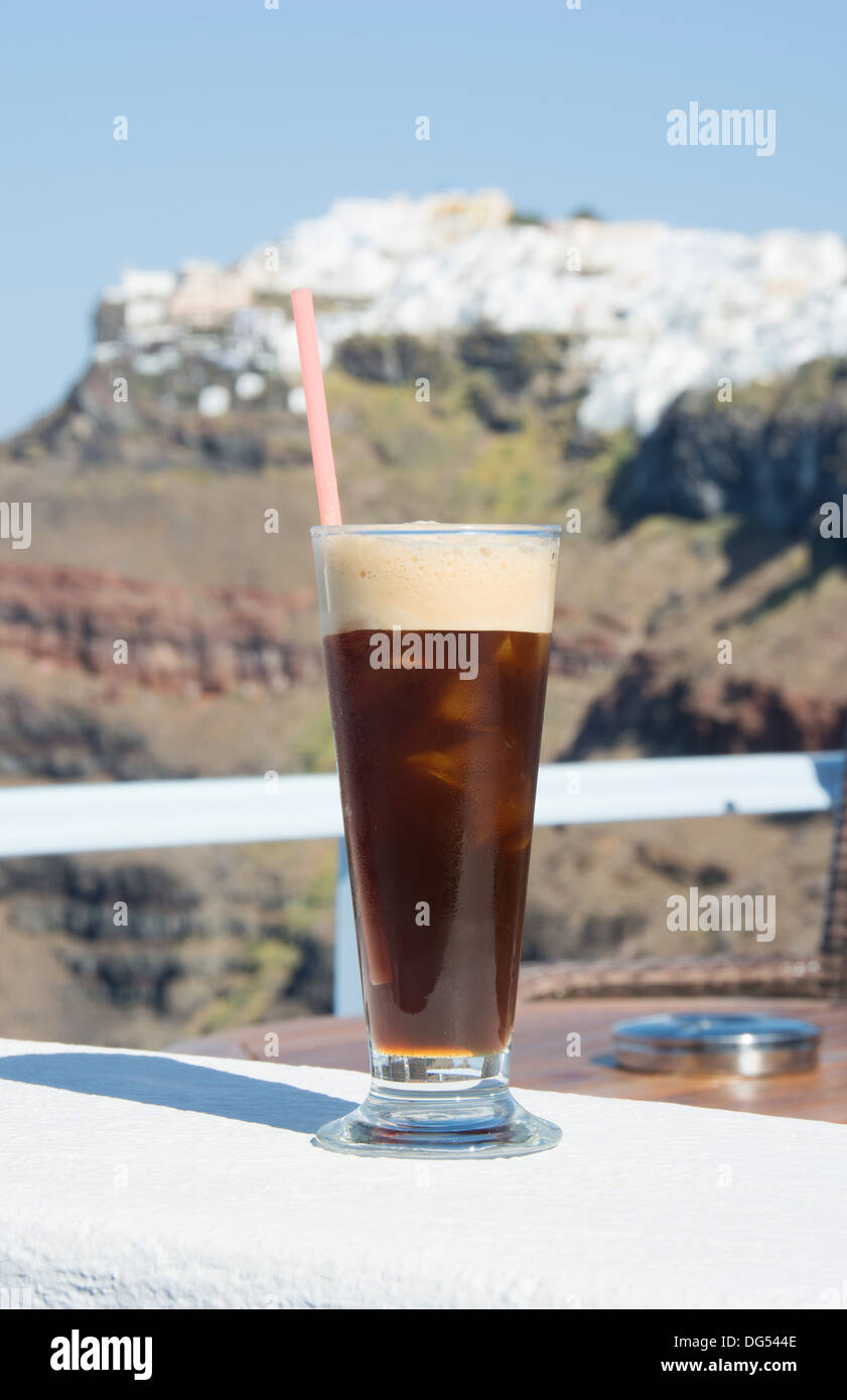 A glass of frothy iced black coffee Stock Photo - Alamy