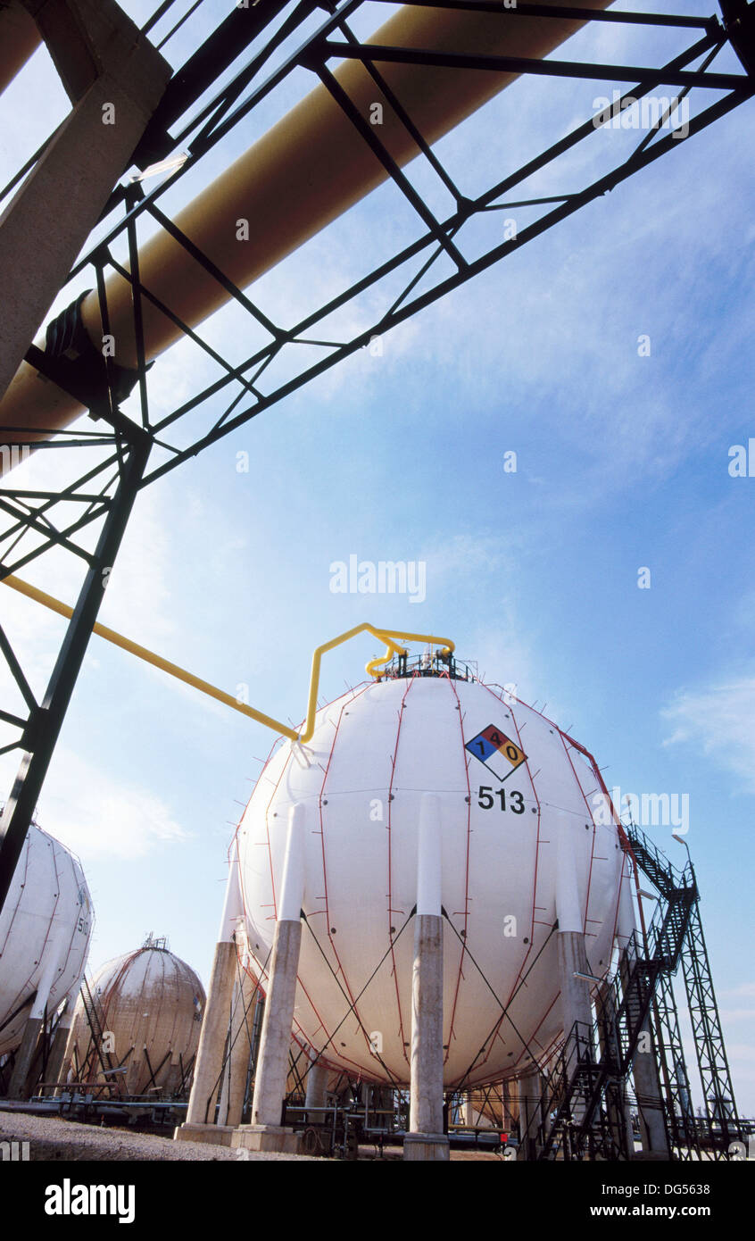 Gas tanks repsol ypf oil refinery hi-res stock photography and images ...