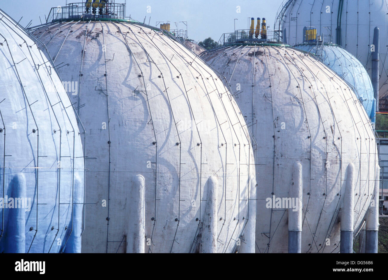 Butane gas tanks distribution plant hi-res stock photography and images ...