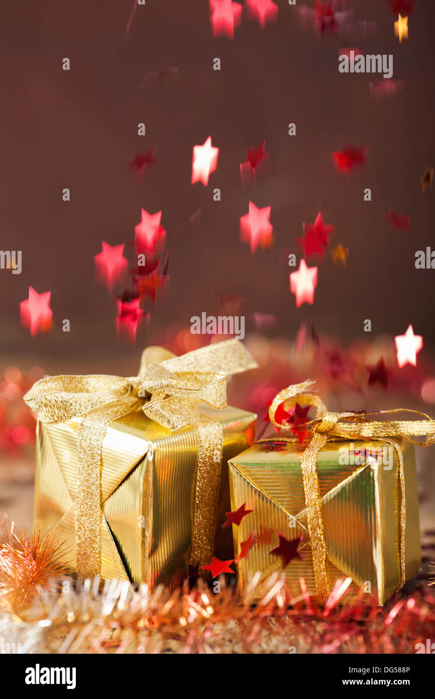 Gold stars falling hi-res stock photography and images - Alamy