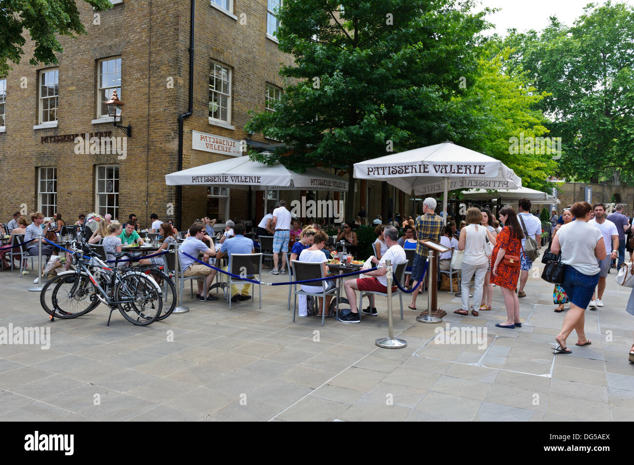 Summer dinners hi-res stock photography and images - Alamy