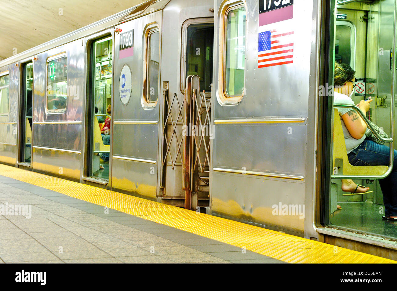 Number 7 subway train hi-res stock photography and images - Alamy