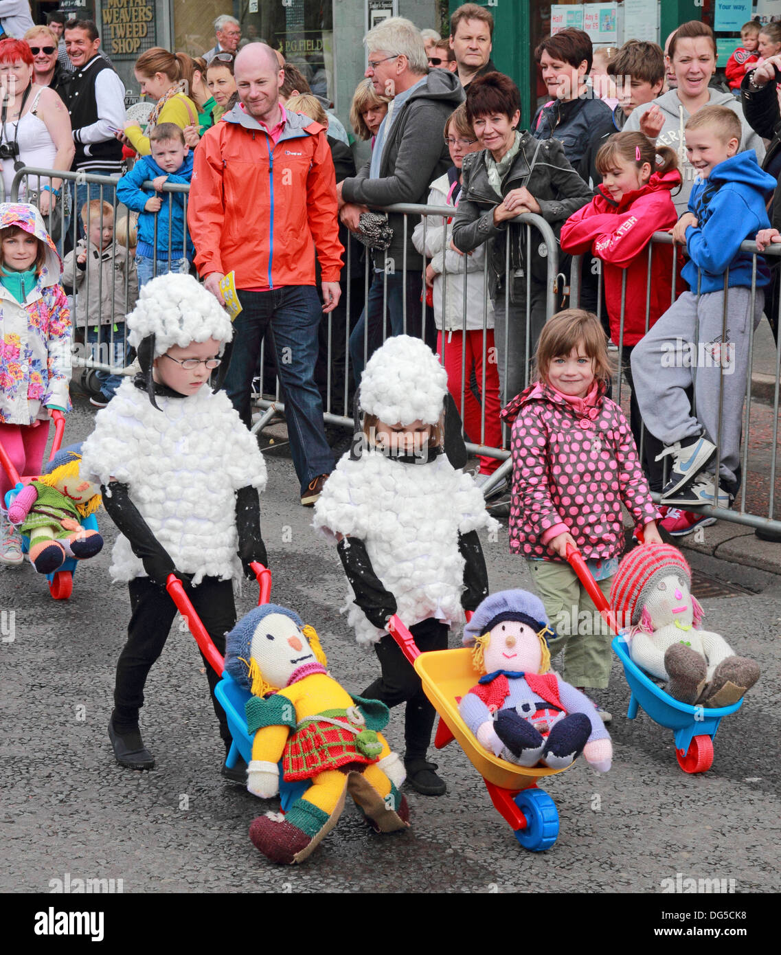 Wheelbarrow race hi-res stock photography and images - Alamy