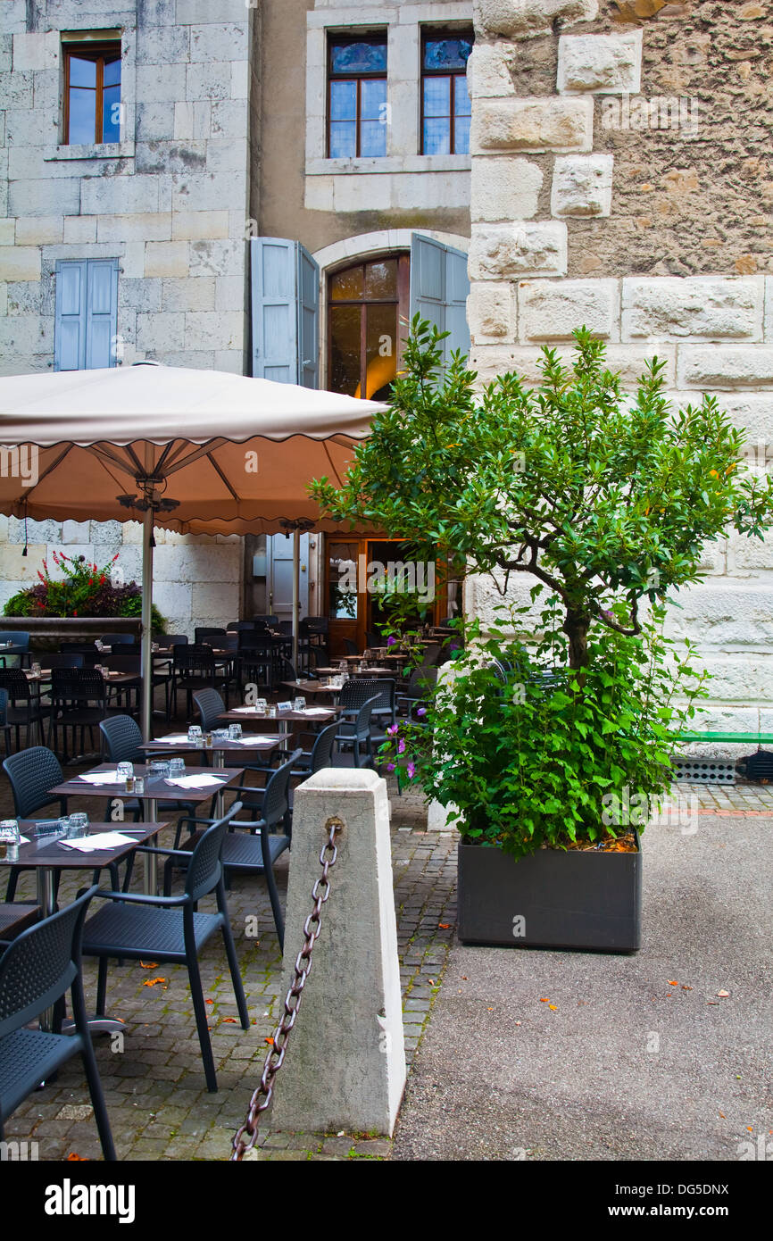 Tables laid ready for lunch at a restaurant in Geneva's Old Town Stock ...