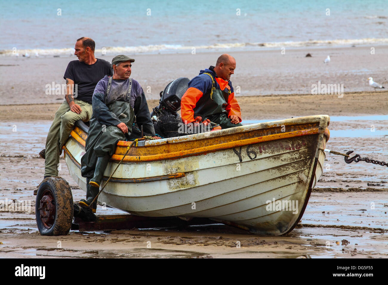 Filey fishing coble being towed back to the coble landing Stock Photo ...