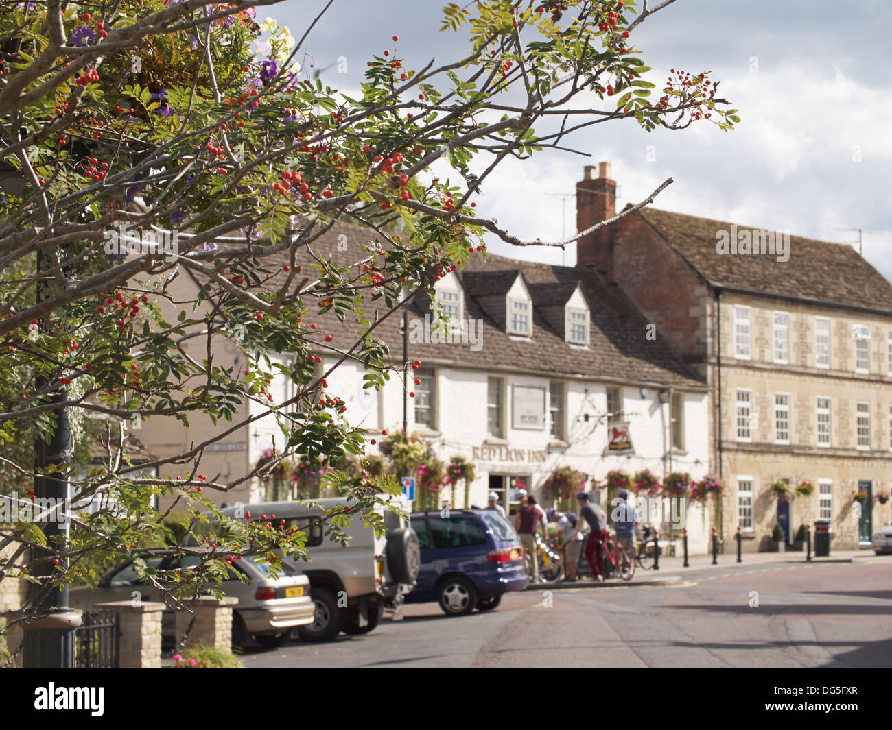 Pub with a weekend crowd, Cricklade, England Stock Photo - Alamy