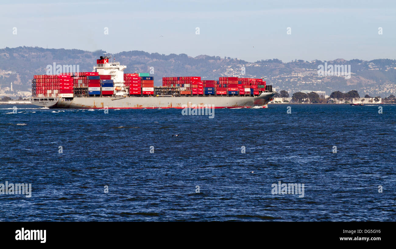 Ship coming into port hi-res stock photography and images - Alamy