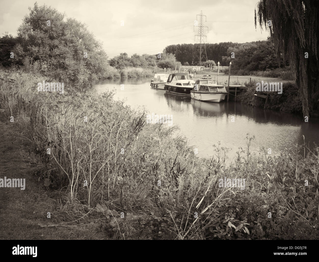 River thames countryside hi-res stock photography and images - Alamy