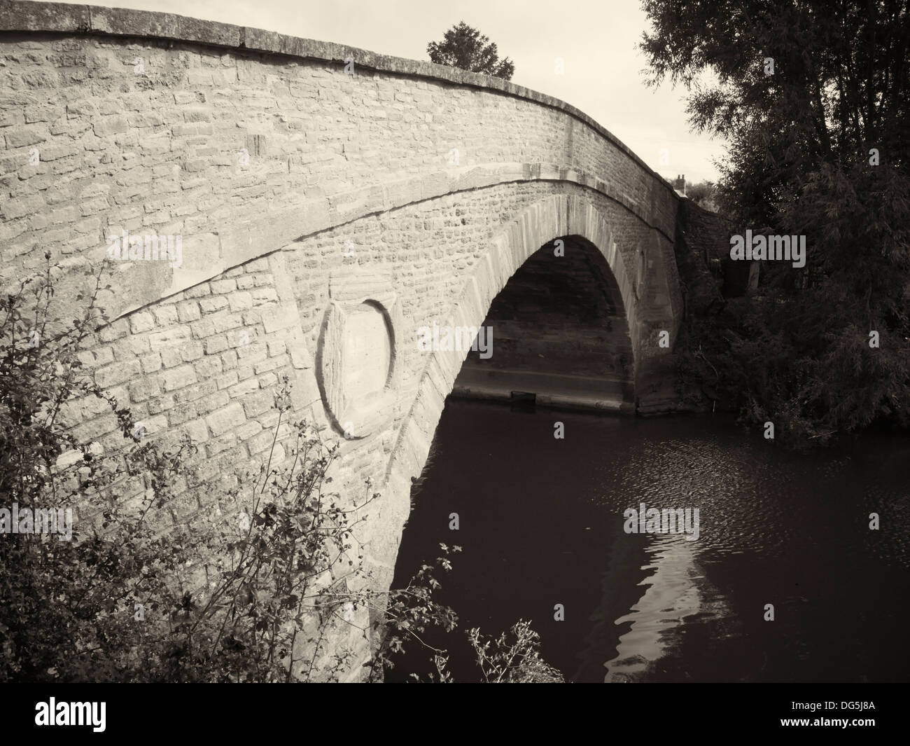 Old english stone bridge hi-res stock photography and images - Alamy